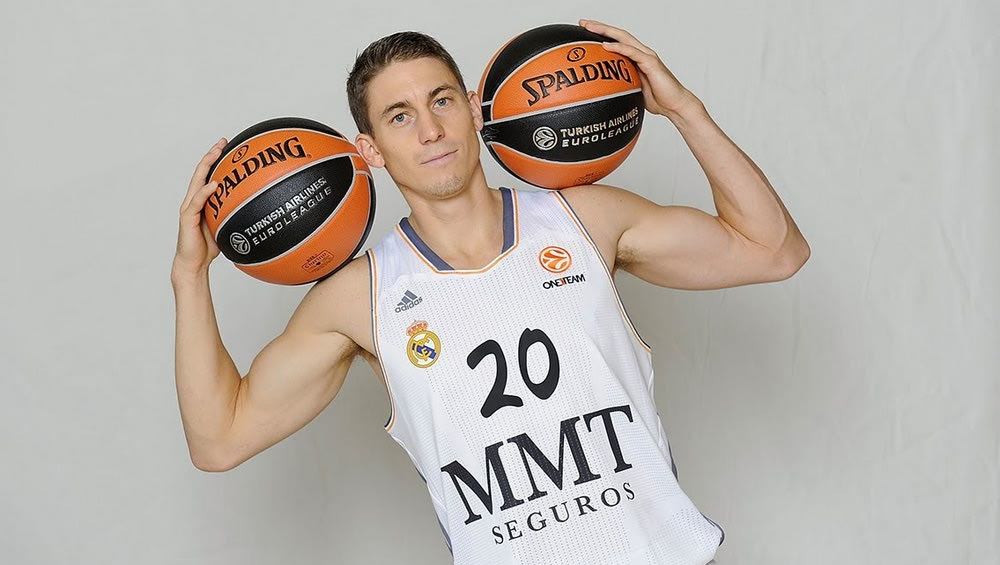 Ο Κάρολ σκότωσε ζέβρα και πανηγυρίζει | SPORT24