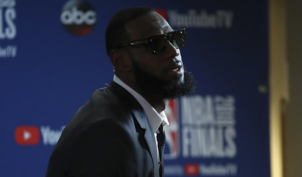 Τόσο κόστισε στον LeBron το... Angus Young ντύσιμό του | SPORT24