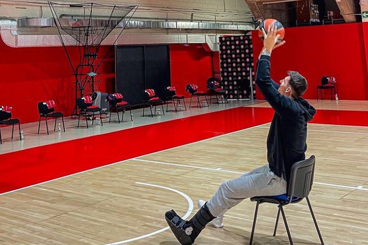 Ο Μήτογλου έκανε σουτ στο γήπεδο της Αρμάνι καθισμένος σε καρέκλα ...