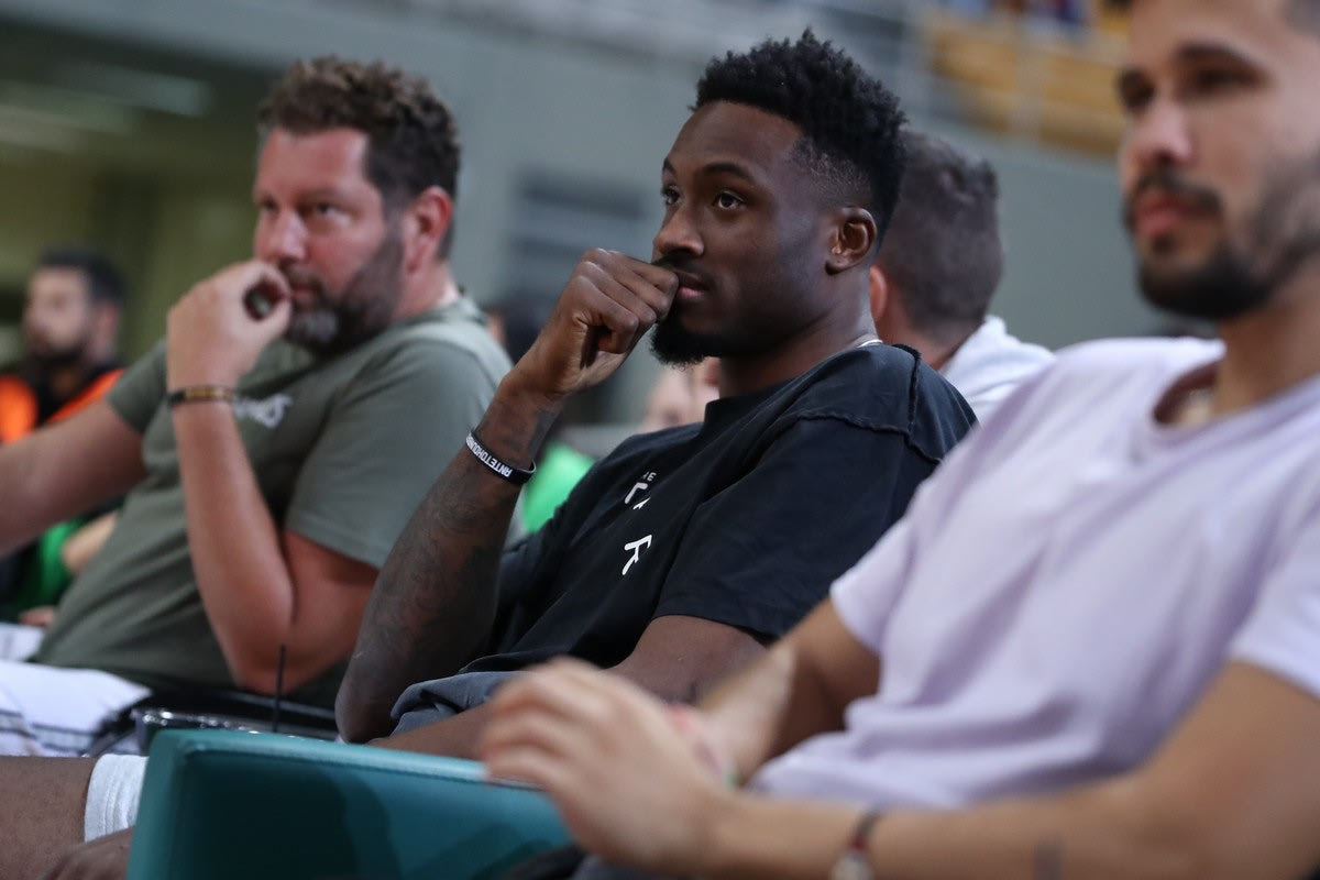 Ο Θανάσης Αντετοκούνμπο στο ΟΑΚΑ για το φιλικό του Παναθηναϊκού με την ...