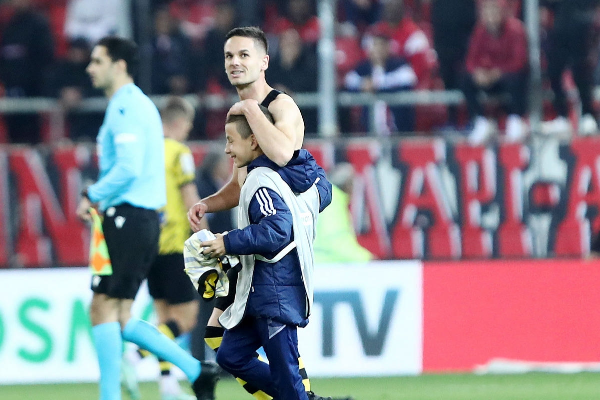 Ο Γκατσίνοβιτς έδωσε τη φανέλα του σε ένα ball boy μετά το φινάλε του ...