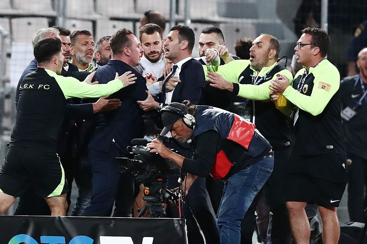 Μεγάλη ένταση πίσω από τον πάγκο της ΑΕΚ λίγο πριν από το γκολ του ...
