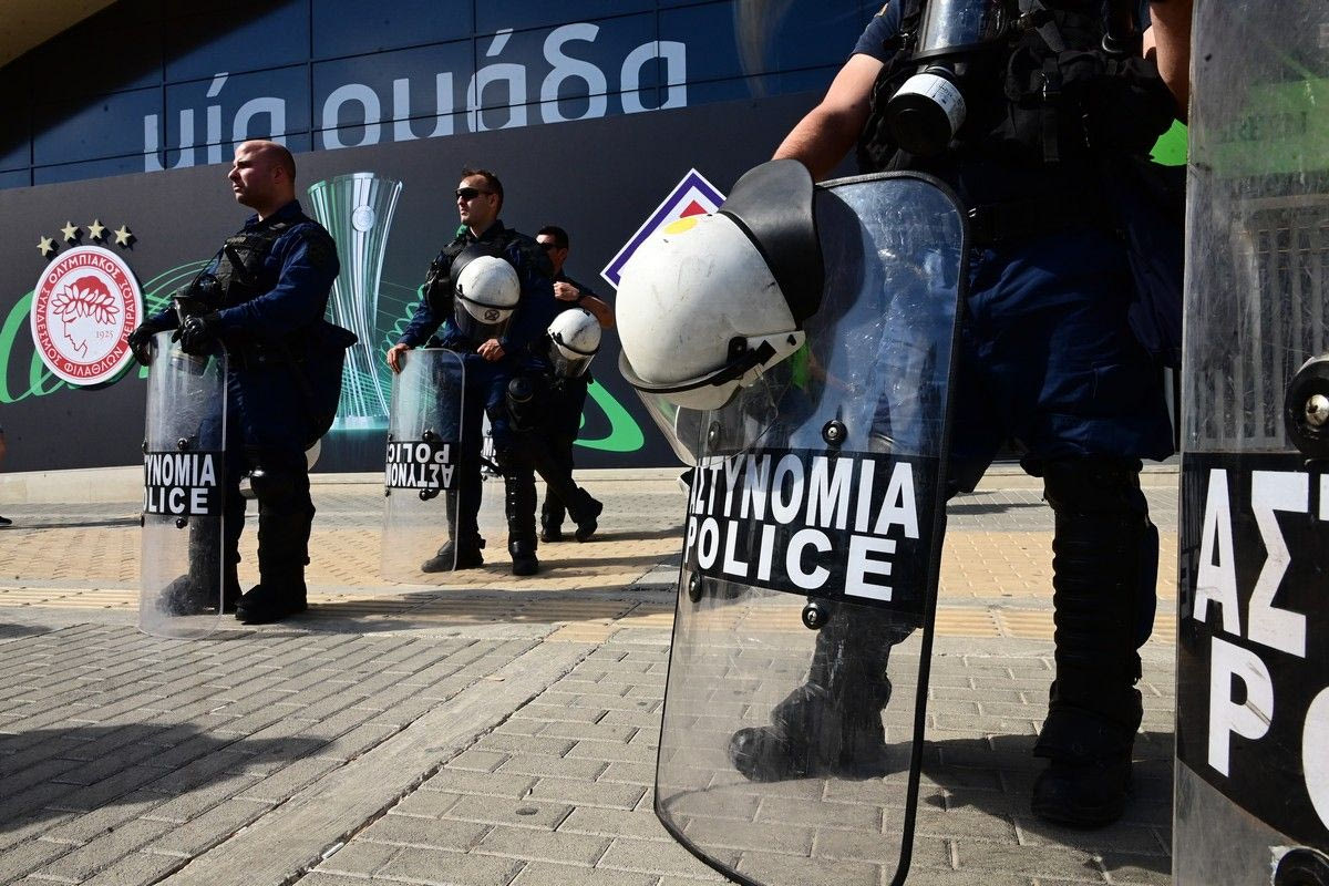Συνελήφθη 48χρονος οπαδός με μαχαίρι και διακριτικά της ΑΕΚ στην Νέα ...