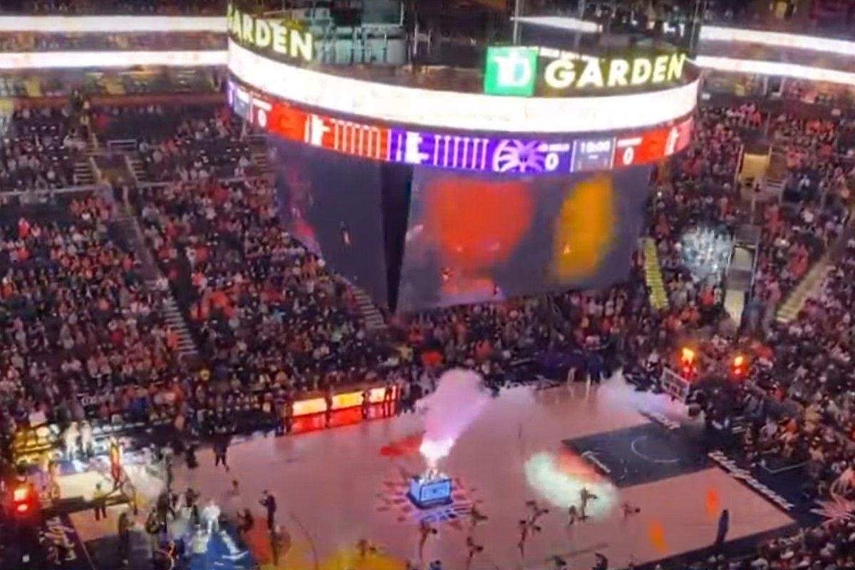 Sold out και περισσότεροι από 19.000 θεατές στον πρώτο αγώνα WNBA στο ...