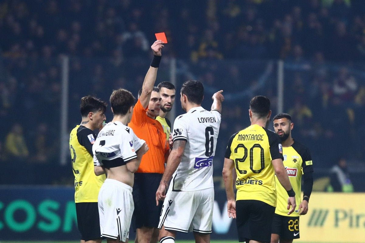 Κόκκινη στο 90+2' στον Λόβρεν μέσω VAR για κλωτσιά στον Μάνταλο | SPORT24