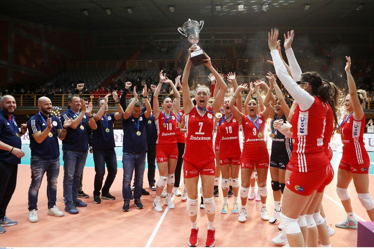 Η απονομή του τροπαίου του Super Cup στην ομάδα βόλεϊ γυναικών του ...