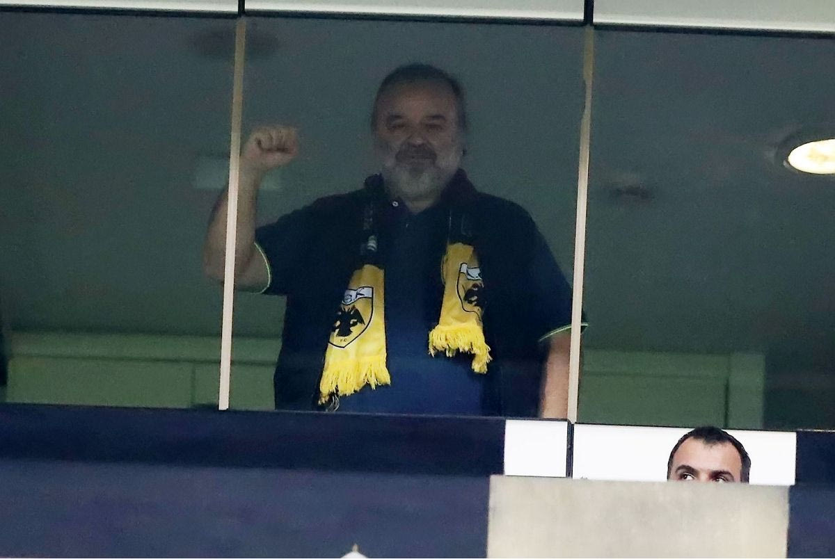 Με την καθιερωμένη γροθιά: Ο Ηλιόπουλος πήρε θέση σε μπουθ της Τούμπας ...