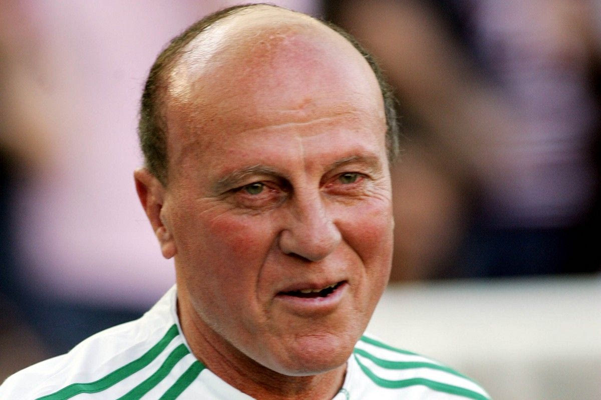 Στη Λεωφόρο η σορός του Μίμη Δομάζου πριν το λαϊκό προσκύνημα στη ...