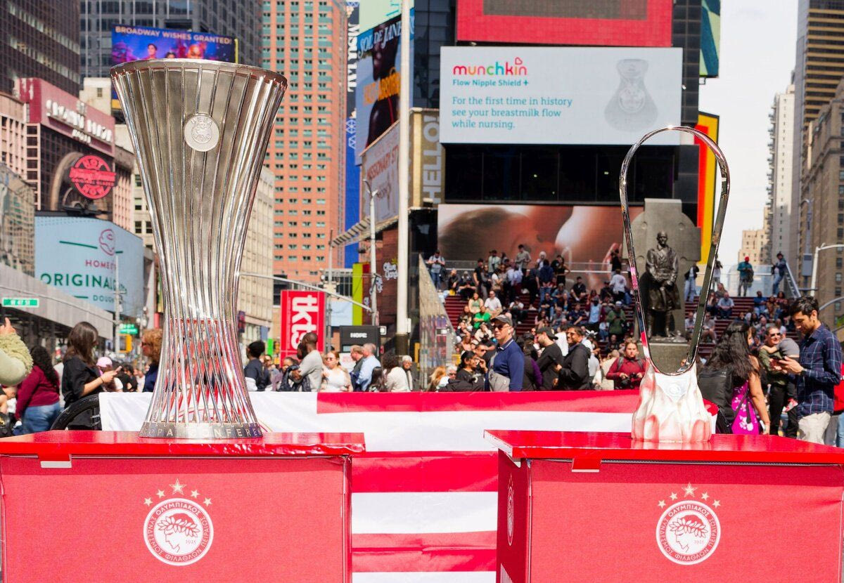 Ολυμπιακός: Στην Times Square τα ευρωπαϊκά τρόπαια του συλλόγου