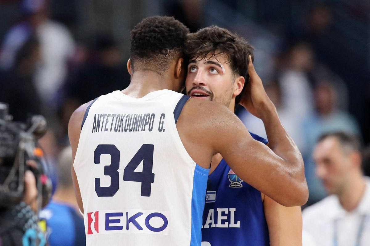EuroBasket 2025: Η αγκαλιά Γιάννη - Άβντιγια και ο σεβασμός του ...