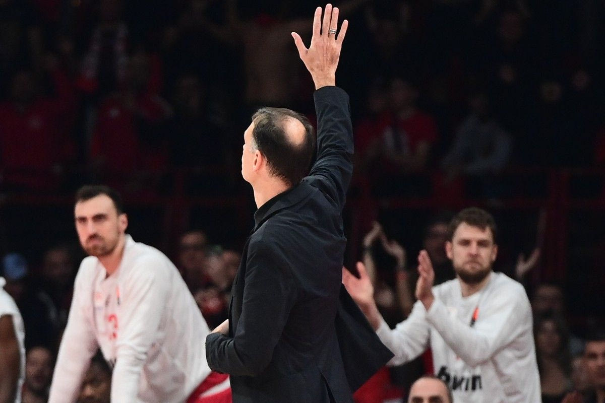 Ολυμπιακός: Αποθεώθηκε ο Μπαρτζώκας από τον κόσμο στην είσοδό του στην ...