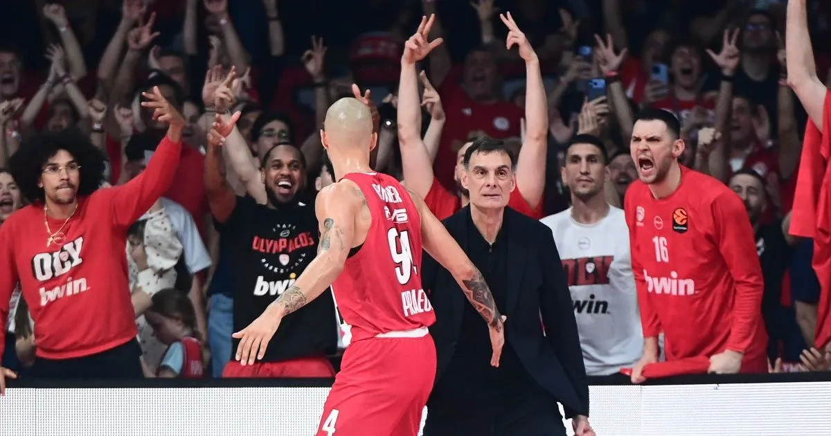 Ολυμπιακός - Μονακό: Ο Φουρνιέ ξεσήκωσε το ΣΕΦ και τον Μπαρτζώκα με ...